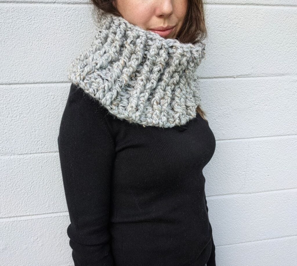 1 Hour Chunky Crochet Cowl | Jewels and Jones