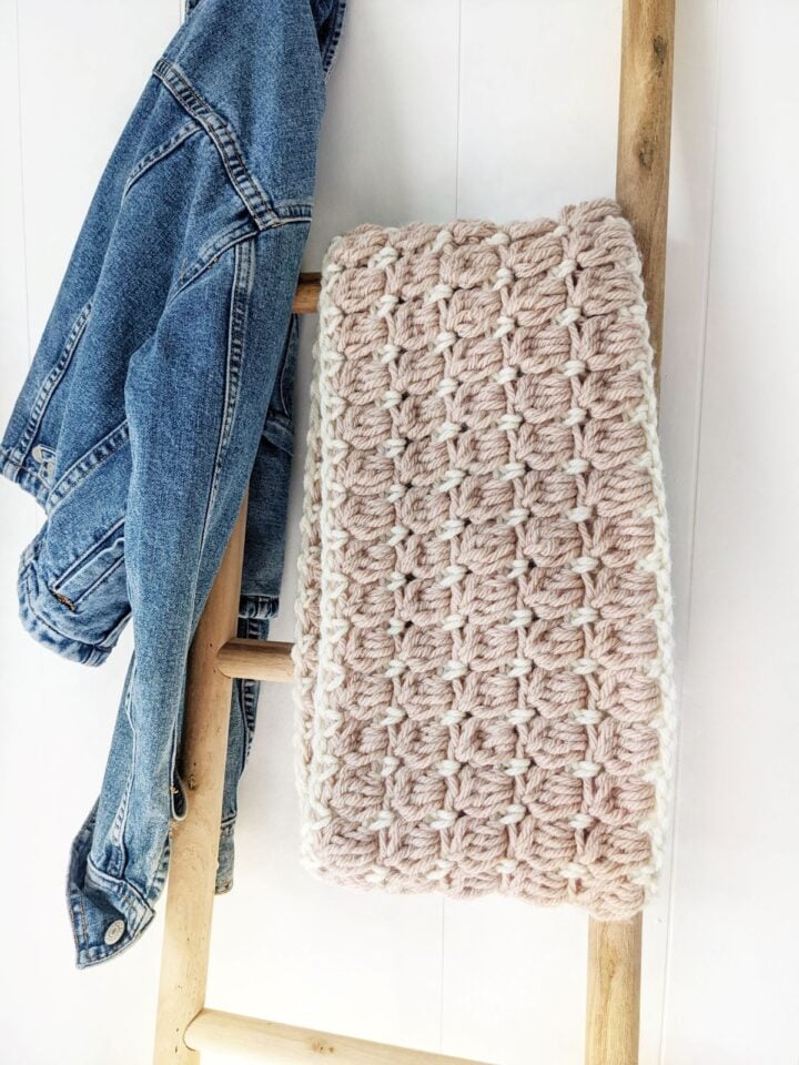 Free Chunky Crochet Infinity Scarf Pattern | Jewels and Jones